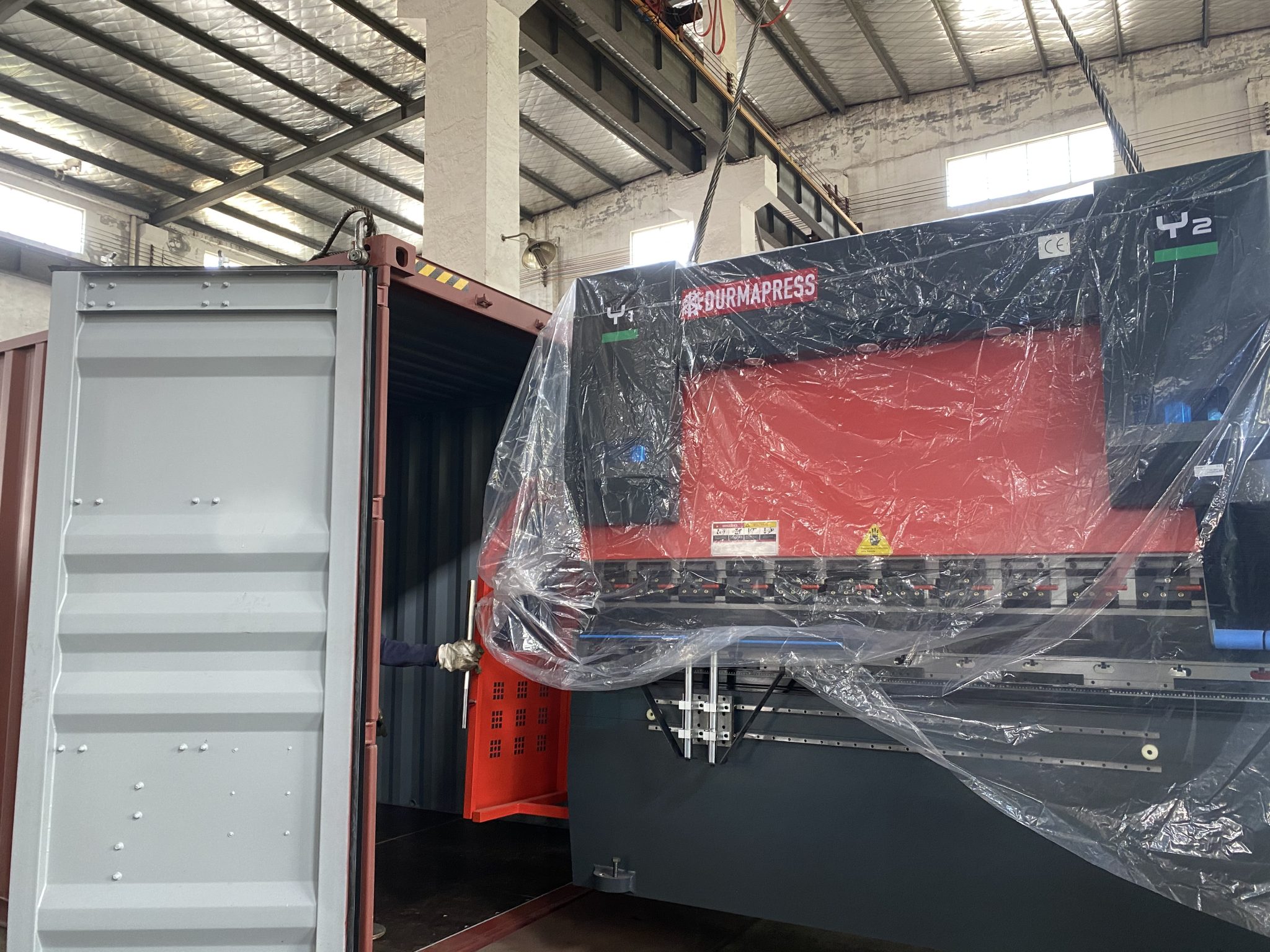 MB8 125T 2500 CNC Press Brake and 1500W Laser Welding Machine delivery ...