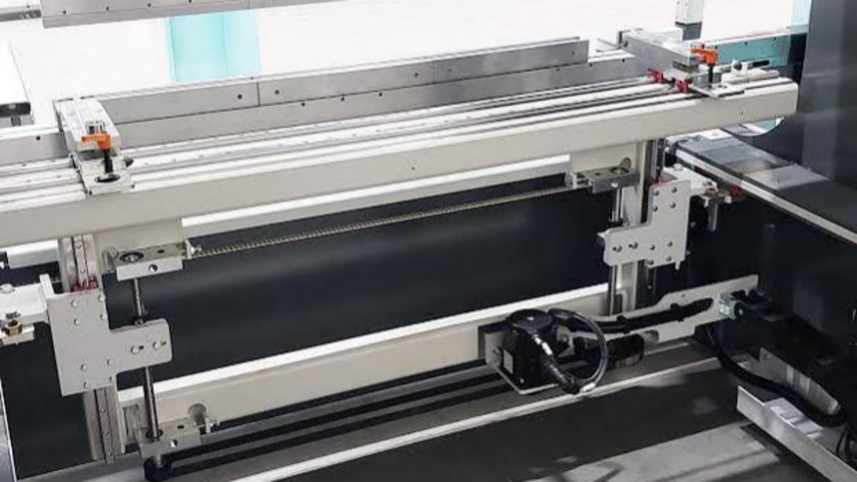 Press Brake Back Gauge: Types, Axes, Calibration & Troubleshooting ...